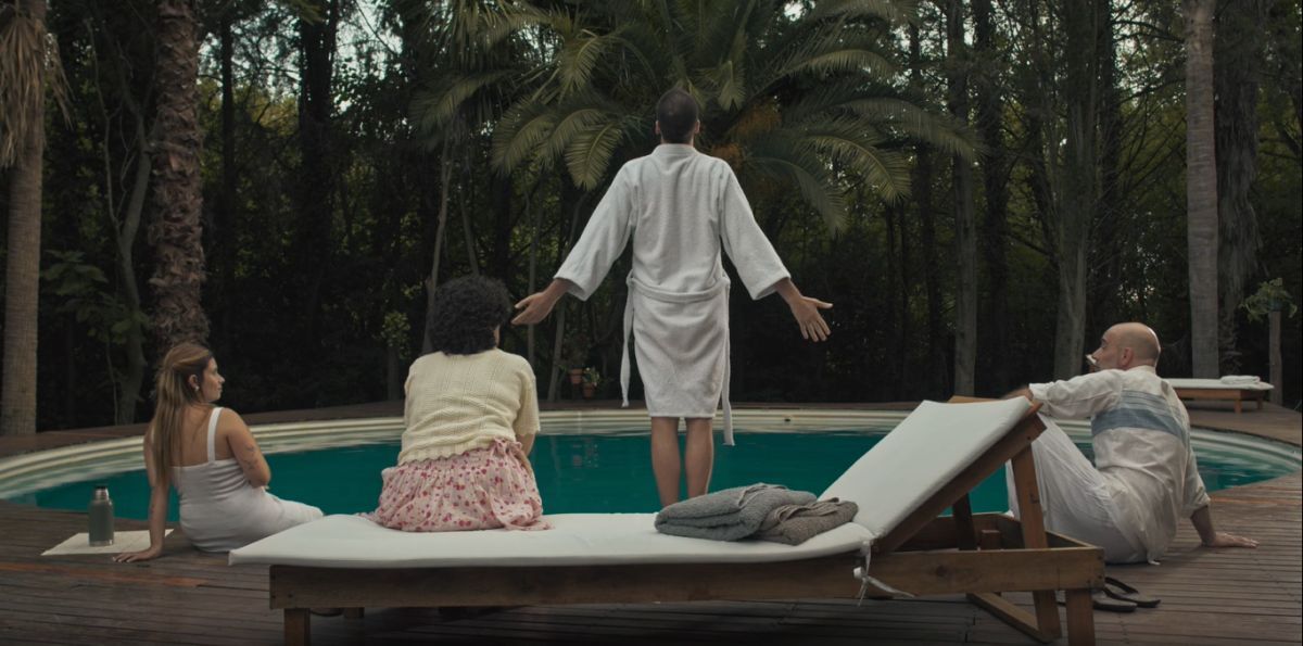 Crítica de “Algo que pasó en Año Nuevo”, humor grotesco del creador de ...