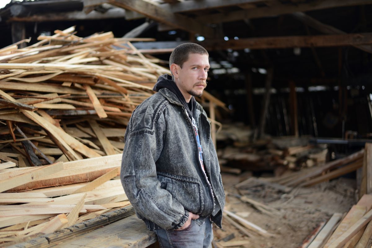 Andy Gorostiaga y la exposición de la masculinidad tóxica en “Tres hermanos” | EscribiendoCine